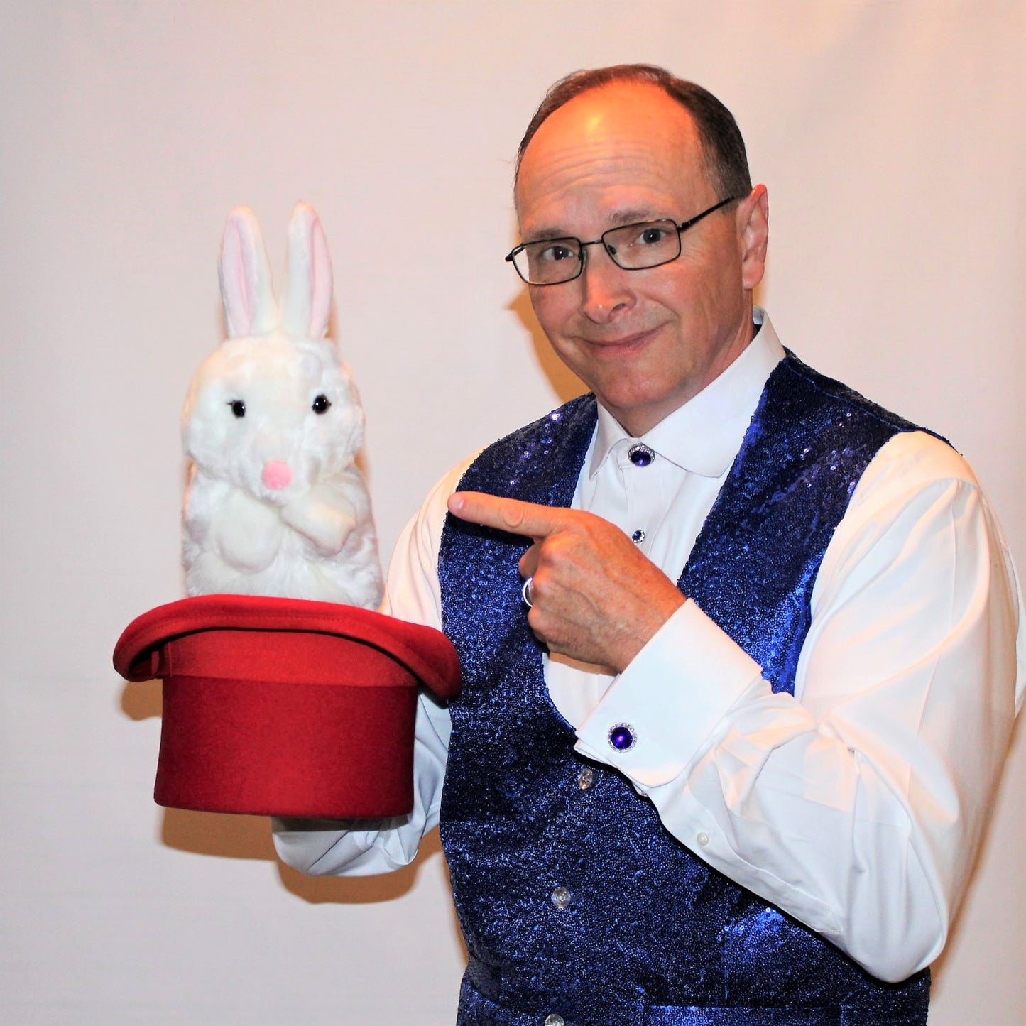 Bunny in Hat Puppet – Tommy James Magic Products